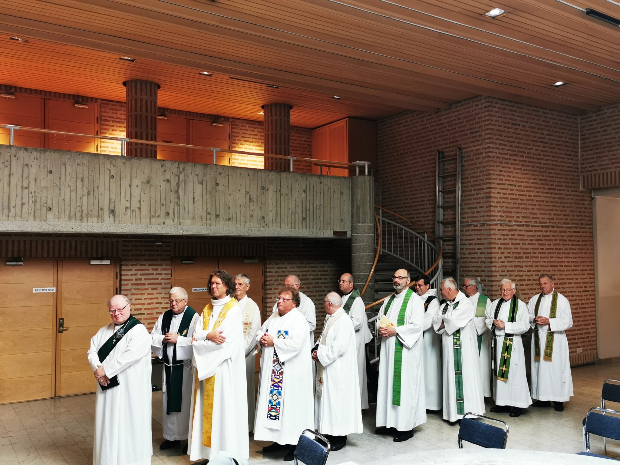 Ein Schaufenster der Kirche mitten in Stockholm