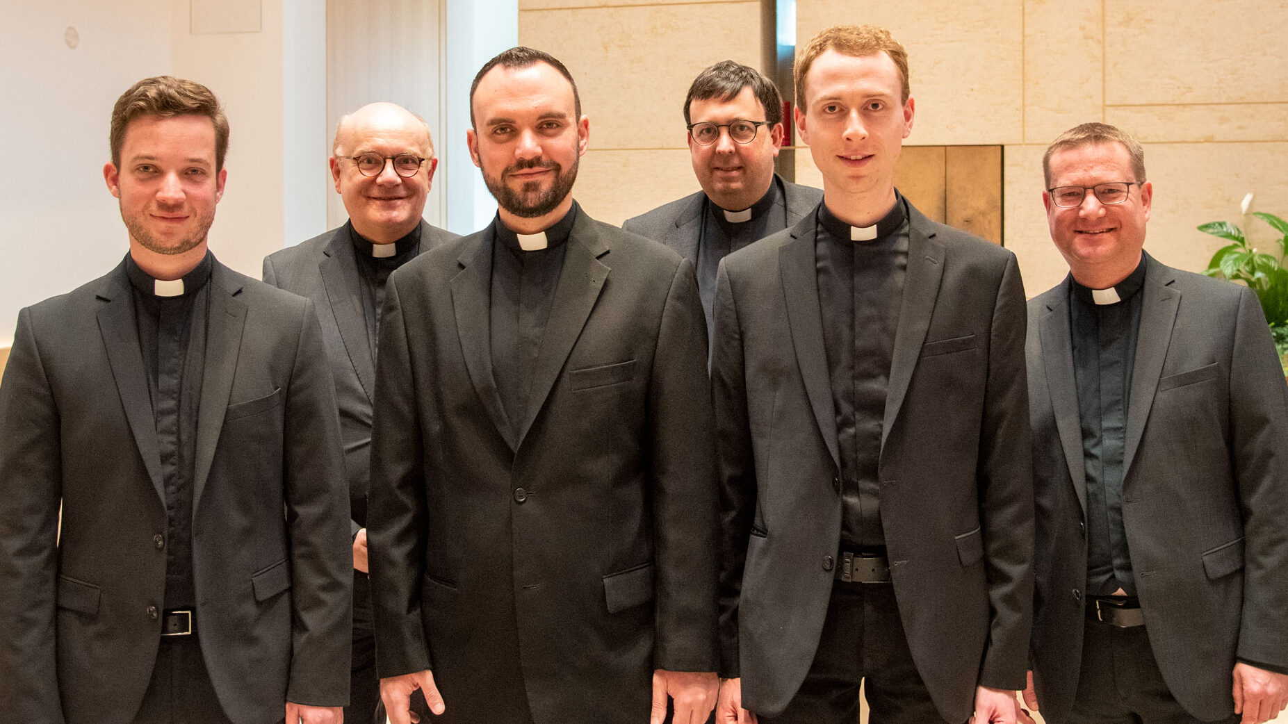 Drei Männer werden zu Diakonen geweiht