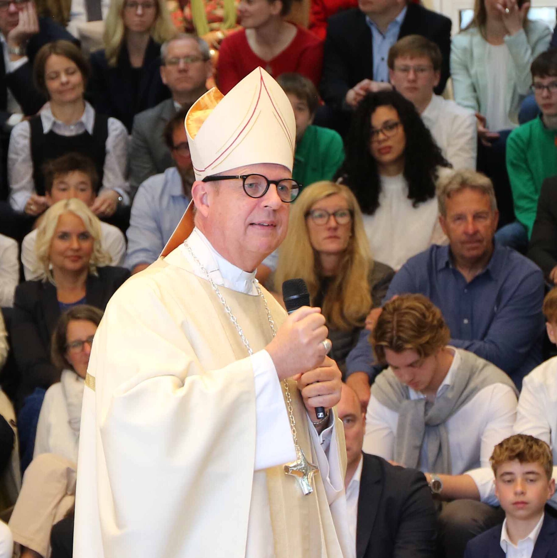 Jugendliche empfangen Firmung erstmals in ihrer Schule